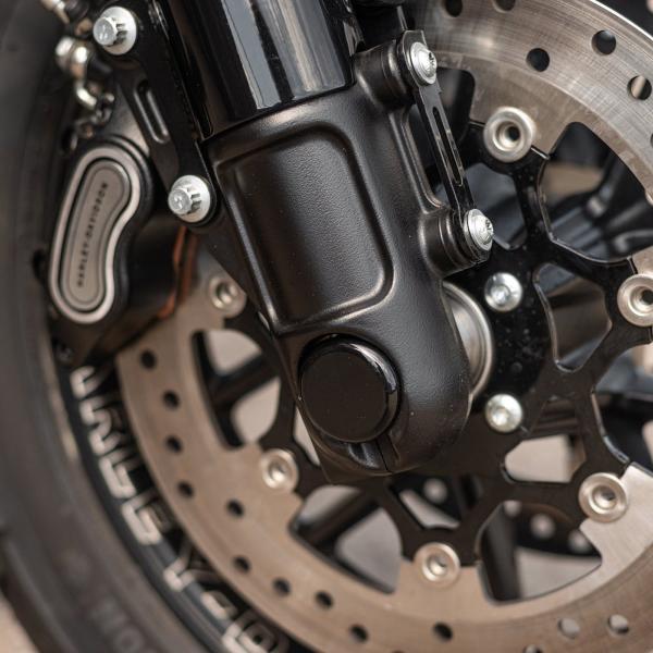 【適合】2018〜2024 FXLRS、FXLRST、FXFB、FXFBS、FXDRS【商品説明】M8ソフテイル ローライダーS/ST、ファットボブ、FXDR114用 フロントアクスルカバーセットです。倒立フォークのアクスルをブラックでカバ...