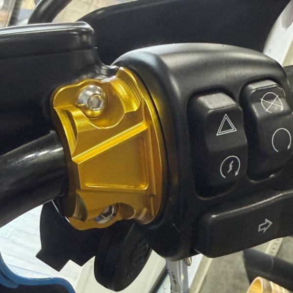 【適合】2024 FLHRXS、FLHTK1996〜2023 ツーリング1996〜2024 ソフテイル1996〜2017 ダイナ1996〜2003 スポーツスター1984〜2000 FXR※2015以降FLTRモデルは不可【商品説明】アルミ...