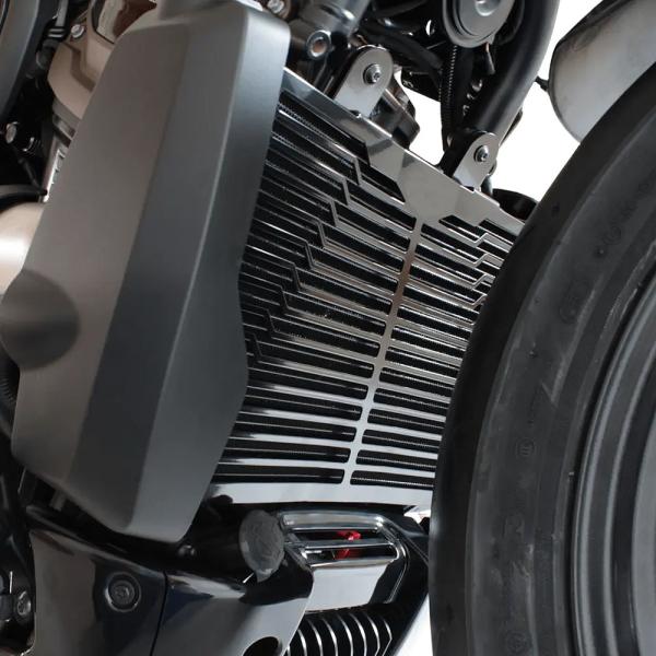【適合】2021以降 スポーツスターS （RH1250S）【商品説明】ラジエター前に取り付けるカバー。スポーツスターSのラジエターコアを飛び石等から保護します。ラジエターを保護しつつ冷却性能を落とさない粗目形状になっています。※取り付けはボ...