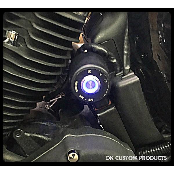 【適合】1995〜2013 スポーツスター【商品説明】イグニッションスイッチを通常のキー式からプッシュボタン式に変更するキットです。ストックの位置でも移設していても使用可能です。<特長>● ボタンを押す事でLEDリングが点灯し、...