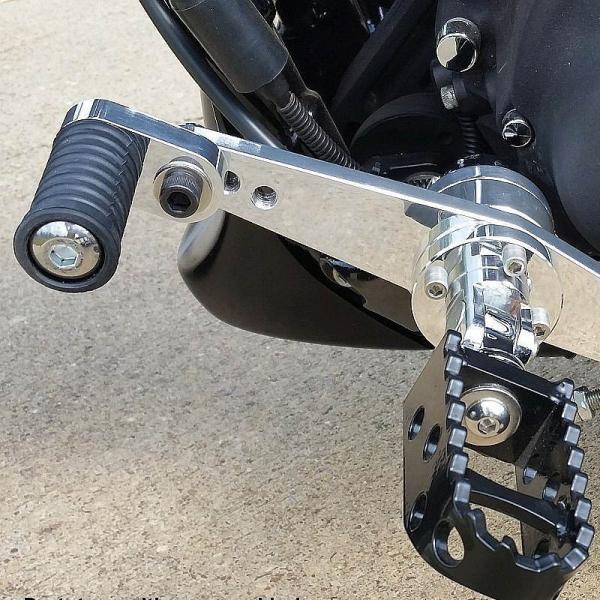 【適合】スポーツスター、ダイナ、ソフテイル、ツーリング、V-ROD【商品説明】シフトペグの位置を調整可能。取り付ける角度により上側にも下側にもオフセット出来ます。標準装備のシフターペグが使用出来るシフトアーム装着車であれば、ほぼ全ての年式に...