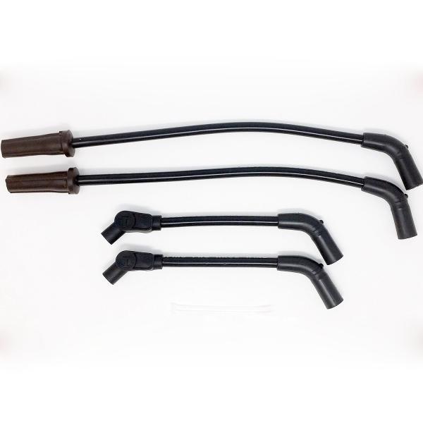 【適合】2018以降 ソフテイル【商品説明】10.4MM径のカスタムプラグコード。通常のの8MM径プラグコードに比べ、太く迫力あるスタイルになります。ブーツとワイヤーは華氏600度（摂氏315度）の高温でも耐えられるシリコンで作られており耐...