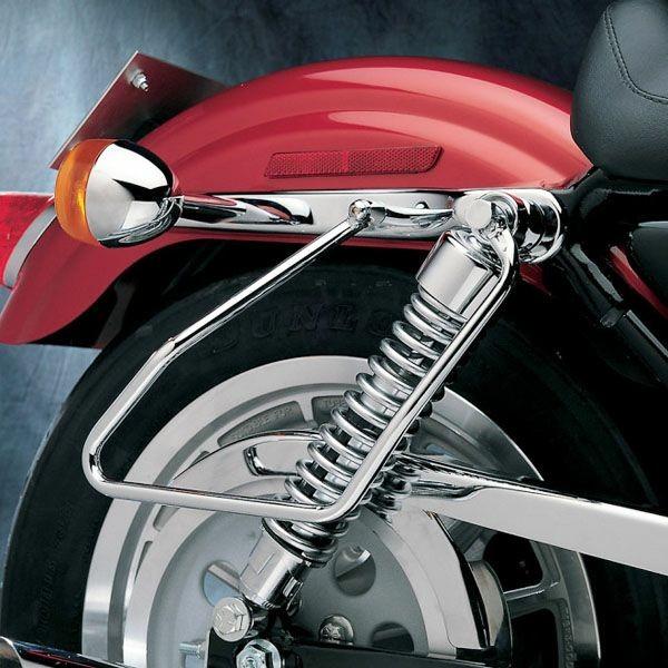 【適合】1994〜2003 スポーツスター ※XL1200Sは不可 【商品説明】クローム　サドルバッグサポートサドルバッグをサスやキャリパーなどに干渉しないように固定します。2箇所で固定するので安定しています。クローム。(90799-94B...
