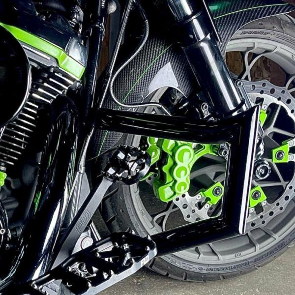 【適合】1997〜2013 ツーリング※ロワーフェアリング装着車不可【商品説明】2013以前 ツーリング用 1.5インチ径 チョップドエンジンガードです。・特長●1.5インチ径の極太パイプ。1.25インチ径のノーマルエンジンガードと一線を画...