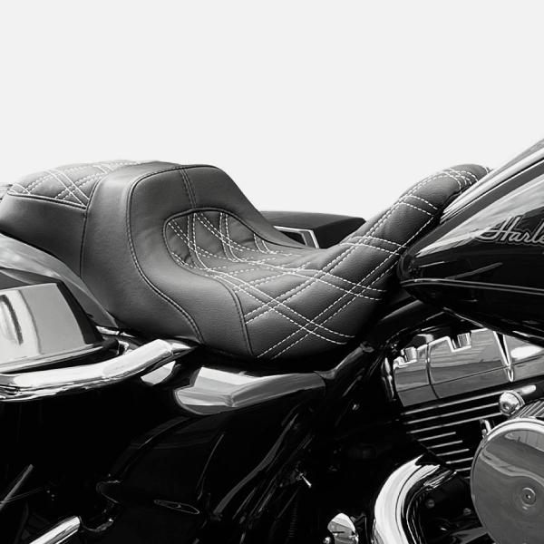 【適合】2024 FLHTK、FLTRK、FLHRXS2008〜2023 ツーリング【商品説明】ロープロファイルスタイルのツーアップシート。標準装備のシートよりも2インチ（約5cm）狭く、2インチ低く作られているので、足つき性が向上します。...