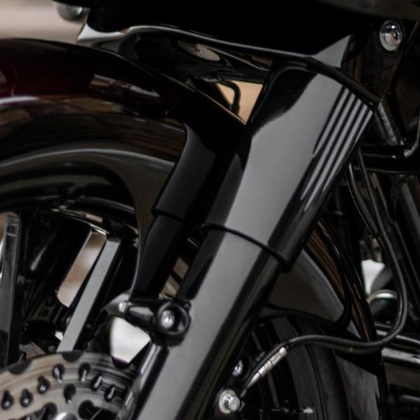 【適合】2014以降 ツーリング、トライク※倒立フォークモデルは不可【商品説明】BULLDOGシリーズの5.5インチ幅ワイドホイールおよびフロントフェンダーを装着する際に必要な、アッパーフォークカバーです。フェンダーとのクリアランスを確保で...