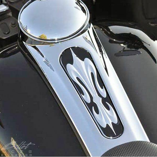 【適合】2008〜2021 FLHX/S、FLTRX/S※2021 FLHXS、FLTRXSは不可【商品説明】独創的で高級感漂うデザインのタンクインサート。メーカーの手作業によるアルミ削り出し製品です。同デザインで揃える事で統一感のあるカス...