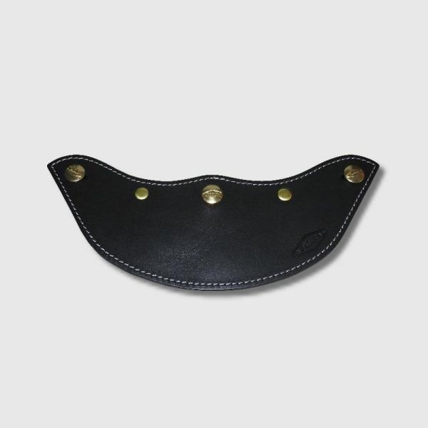 【商品説明】レザー製のヘルメットバイザー。●レトロ感たっぷりのレザーバイザー。●スナップボタンの間のリベットとハンドメイドのホワイトステッチが特徴的です。●3つのスナップボタンが付いているヘルメットに装着可能です。●レザー製のバイザーはイン...