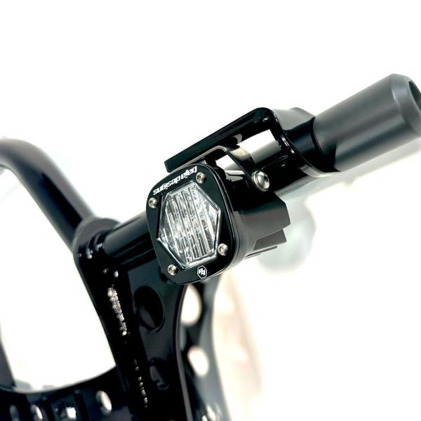 【適合】スポーツスター、ダイナ、ソフテイル、ツーリング、FXRバンキン フロントクラッシュバー用【商品説明】バンキン クラッシュバーに装着するフォグライト用マウントです。＜特長＞●フロントクラッシュバーのスライダー部分に共締め出来、フォグラ...