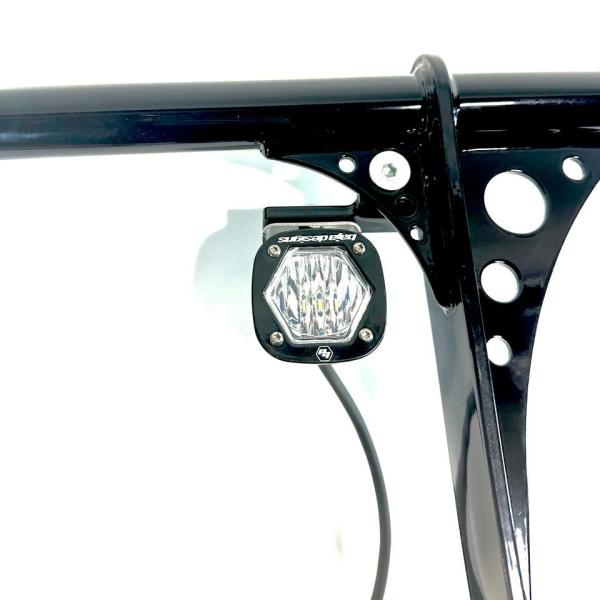 【適合】2018以降 ソフテイルバンキン ハイバー・クラッシュバー、ハイステップ・クラッシュバー用【商品説明】M8ソフテイル用 バンキン ハイバーおよびハイステップクラッシュバーのガセット（補強用マチ）に装着するフォグライト用マウントブラケ...