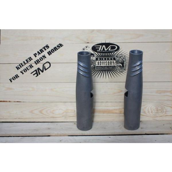 【適合】49mmフロントフォーク装着車2006以降ダイナ、2016以降XL1200X等【商品説明】キャストアルミニウムがレトロなフロント周りを演出すします。フランスよりオールドスクールデザインを得意とするEMD (Esteves Motor...