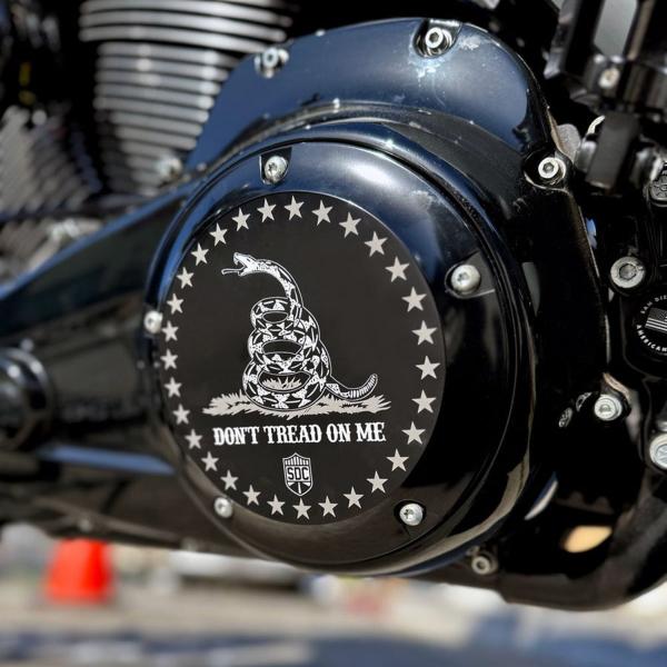 【適合】2016以降 ツーリング、トライク2015 FLHTKL、FLHTCUL【商品説明】2016以降 ツーリング、トライク用 ダービーカバーです。・特長●アメリカの自由独立を謳った、ガラガラヘビと"Don't Tread On Me"の...