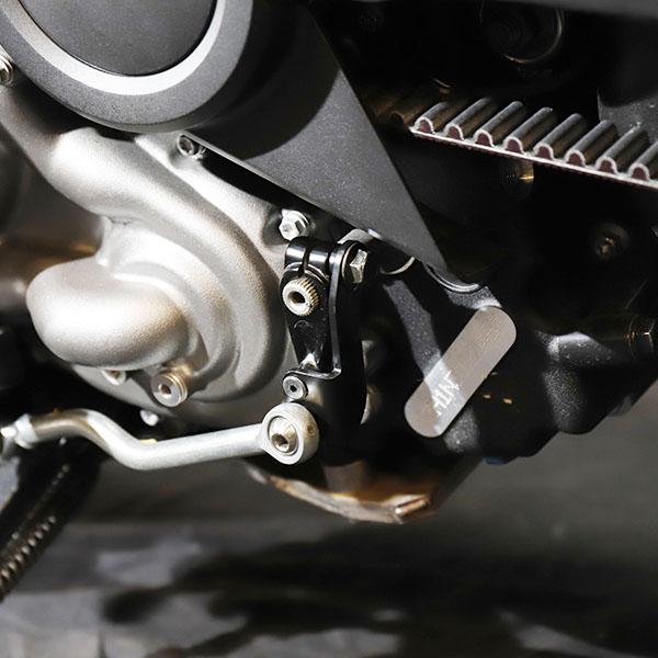 【適合】2022〜2025 RH975、RH975S ナイトスター、RH975S ナイトスタースペシャル【商品説明】ナイトスターの重たいシフトチェンジを軽くするサポートブラケット。シフトチェンジの重さを約30%軽減致します。追加加工は不要で...