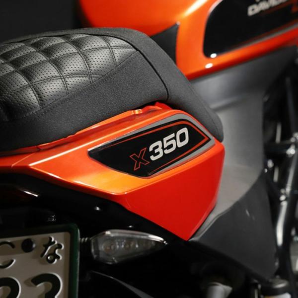 【適合】2024以降 X350【商品説明】ハーレー X350用のプロテクションデカールです。●X350純正シートカウルのデカールに重ねて貼ることで、デカールへの傷などを防ぐことが出来ます。●プロテクションデカールは立体的なドーム形状で高級感...