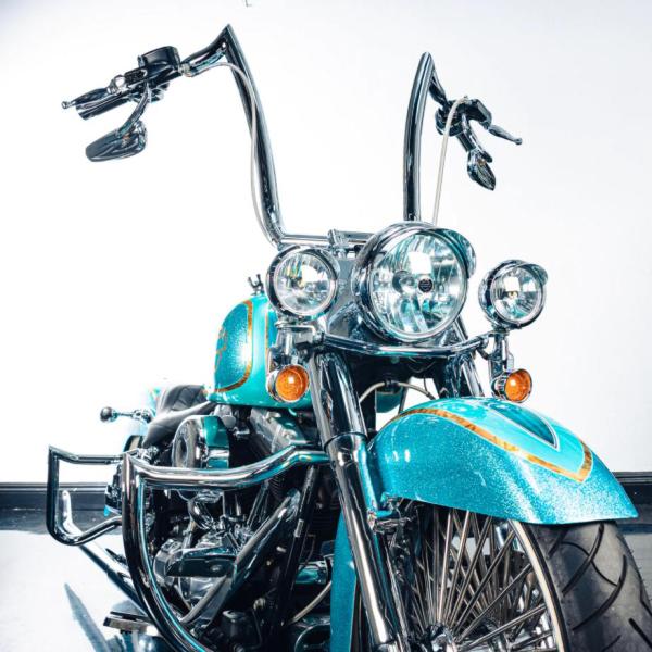 【適合】2016〜2024 ソフテイル(1インチ径ライザー使用車)2008〜2022 FLHR ※FLHRXSは要アダプタ2008〜2013 FLTR、FLTRX電子制御スロットル車用【商品説明】ファクトリー47のViclaハンドルバーをベ...