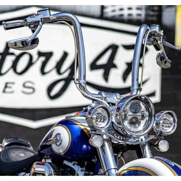 【適合】2016〜2024 ソフテイル（1インチ径ライザー使用車）2008〜2022 FLHR ※FLHRXSは不可2008〜2013 FLTR、FLTRX【商品説明】チョロスタイルのハーレーに最適なエイプバーです。ボトムが狭く、外側にV字...