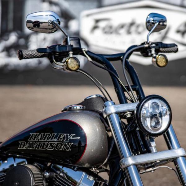 【適合】電子制御スロットル車用【商品説明】1.25インチ径のTバーです。ライズ部分はプルバックタイプ。電子制御スロットル用。※ケーブルスロットル車へ装着の際は別売ハンドルバープラグ（0634-0331)で右側のきりかきを塞いでください。配線...