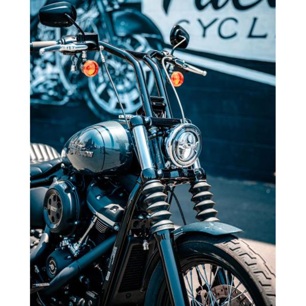 【適合】電子制御スロットル車用【商品説明】1.25インチ径のTバーです。ライズ部分はプルバックタイプ。電子制御スロットル用。※ケーブルスロットル車へ装着の際は別売ハンドルバープラグ（0634-0331)で右側のきりかきを塞いでください。配線...