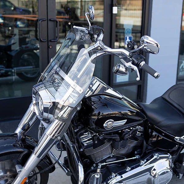 【適合】電子制御スロットル用ツーリング、ソフテイル、ダイナ【商品説明】1.25インチ径のプルバックTバーハンドル。●配線のしやすさを念頭に設計されています。●わずか数分で配線が完了します。●独自の設計により、配線を引っ掛けるだけで簡単に配線...