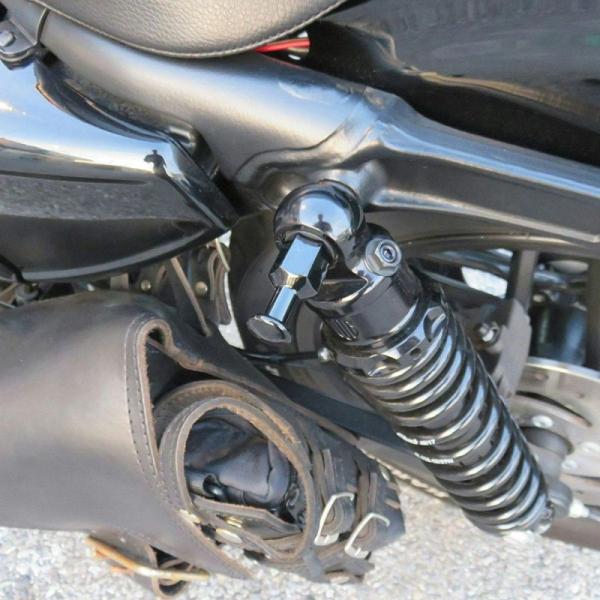 【適合】2000〜2021 スポーツスター【商品説明】2000〜2021 スポーツスター用 荷掛ポイント付き リアサスペンションボルトです。＜特長＞●リアサスペンションのアッパーマウントボルトと、荷掛けポイントが一体となった、荷掛けボルトで...