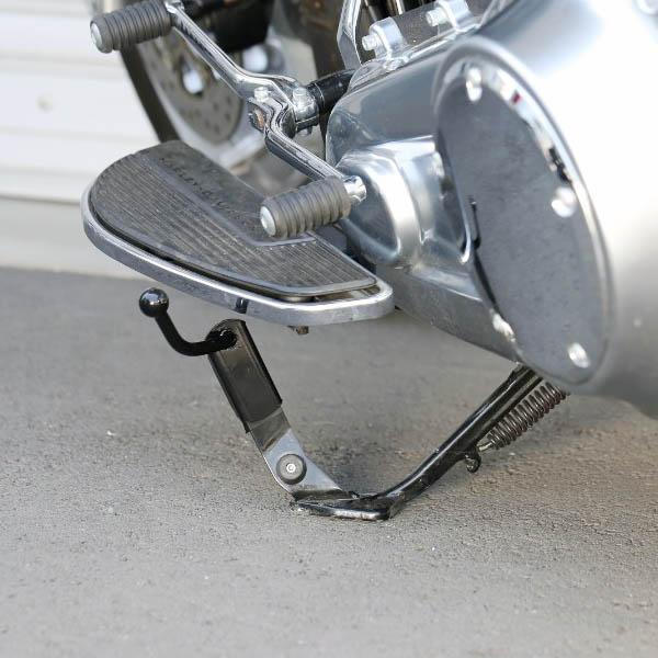 【適合】2018〜2025 FXLRST、FLFB、FLFBS、FLHC、FLHCS、FXBB、FXBBS【商品説明】フロアボードやプライマリーケースに隠れてしまうサイドスタンドの出し入れが、着座状態でスムーズに出来るようになります。穴あけ...