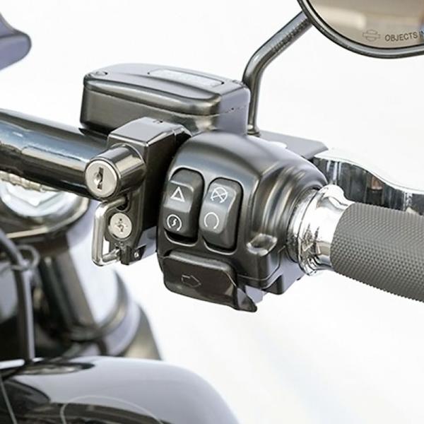 【適合】スポーツスター、ダイナ、ソフテイル、ツーリング【商品説明】ハーレーダビッドソンのレバーブラケットクランプ部に装着出来るヘルメットロックです。●ショッピングや観光中にヘルメットをロックする事で、身軽に行動する事が可能になります。●施錠...