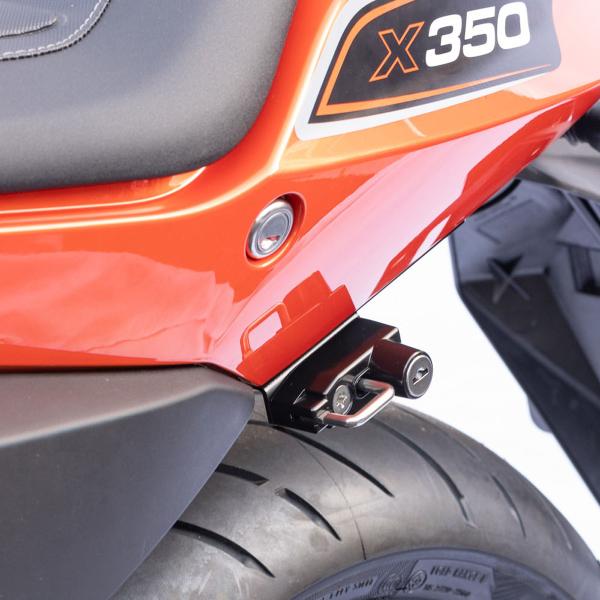 【適合】2024以降 X350【商品説明】ハーレー X350用 ヘルメットロックです。・特長●ツーリング、通勤、通学、買い物等、バイクを離れる際にヘルメットをロック出来、大変便利なアイテム●車種専用ステーおよび取付け用ボルト、スペーサーで車...