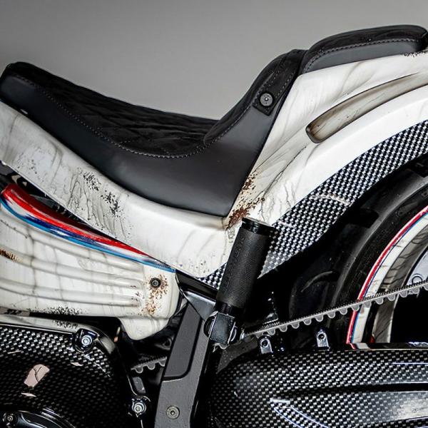 【適合】2018以降 FXBR/S、FLFB/S、FXDRS【商品説明】M8ブレイクアウト、ファットボーイ、FXDR114にカルトワーク製 レーシング・リアコンバージョンキットを装着した際に、パッセンジャーフットレストを取り付けるためのブラ...