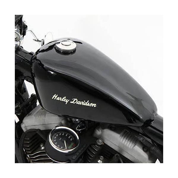 【適合】6.3リットル【商品説明】アルミ製ハーレースポーツスター用ピーナッツスタイルフューエルタンク。●スポーツスターに良く似合う小ぶりのフューエルタンク。●標準に近いローマウントスタイル。●本体はアルミ製のバフ無し無塗装仕上げなので、塗装...