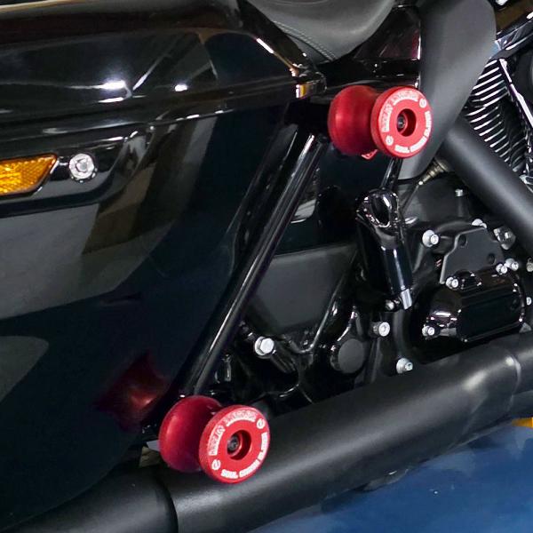 【適合】32〜32.5mm径クラッシュバー装着車※スライダー取り付けボルト3/8インチ用【商品説明】ハーレー純正 フラットアウトクラッシュバー（ツーリング：49000242、ソフテイル：49000231）や、チップオーバーサドルバッグガード...