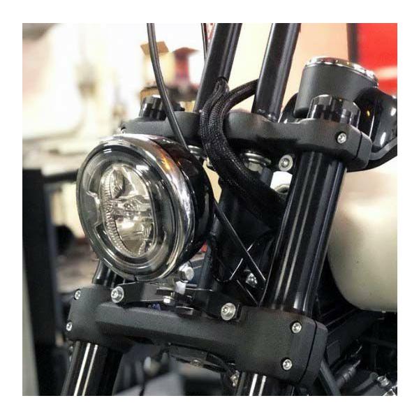 【適合】2018〜2024 FXFB/S【商品説明】M8ソフテイル・ファットボブの四角いヘッドライトを丸目のライトに交換するためのブラケットです。このブラケットをロワートリプルブラケットへ装着すれば、純正および社外品の丸形ヘッドライトを装着...