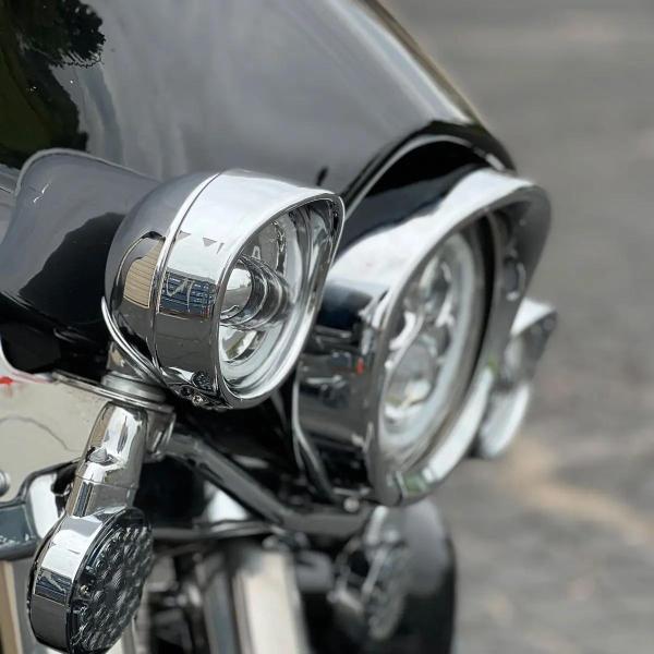 【適合】4.5インチ補助ライト装着車【商品説明】ハーレー4.5インチ補助ライト用バイザースタイルトリムリング。●車両を簡単にドレスアップする事が可能で、大きくイメージも変わります。●同時にヘッドライトバイザートリムリング（HW131398）...