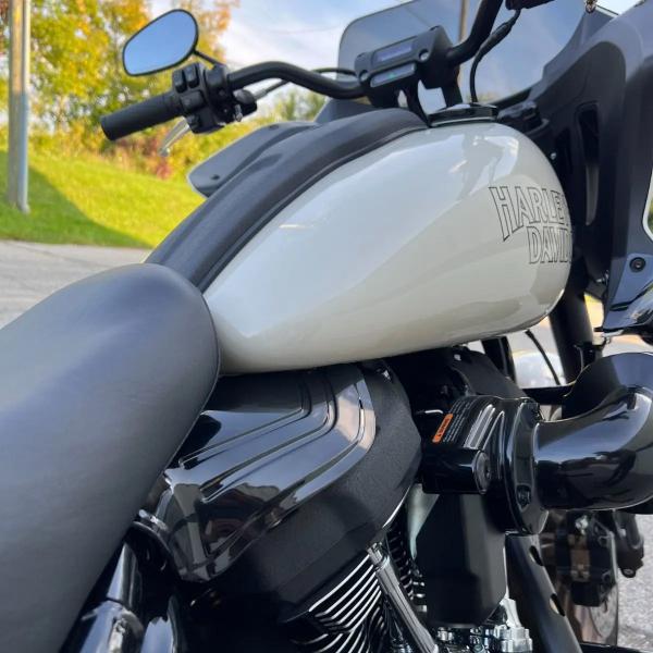 【適合】2018〜2025 ソフテイル【商品説明】M8ソフテイル用 ミッドフレームエアデフレクター（ヒートガード）です。＜特長＞●エンジンからの熱がライダーの脚に直接当たるのを防ぎ、ライディングを快適にします●走行中は走行風を取り込んで熱を...