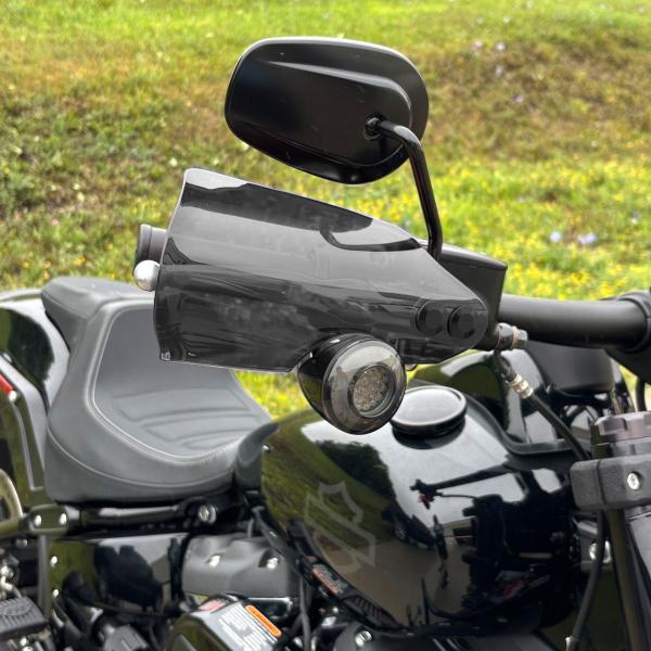 【適合】2018〜2024 FXLR/S、FLSB、FLSL、FXFB/S2021〜2024 FLHRXS【商品説明】M8ローライダー/S、スポーツグライド、スリム、ファットボブ、2021以降ロードキングスペシャル用 ハンドガードです。＜特...