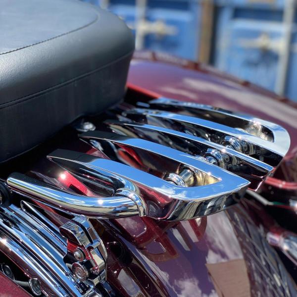 【適合】2009以降 ツーリング【商品説明】ハーレー・ツーリングモデル用、デタッチャブル式ラゲッジラックです。すっきりとした、滑らかなシェイプのステルスB2デザイン。リアフェンダー周りをドレスアップします。4ポイントマウント・デタッチャブル...