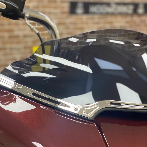 【適合】2015〜2023 FLTRU、FLTRK、FLTRX、FLTRXS、FLTRK2024 FLTRK【商品説明】ハーレーロードグライドのシャークノーズフェアリング用ウィンドシールドトリムです。ブラックのベースにCNCマシンカットされ...