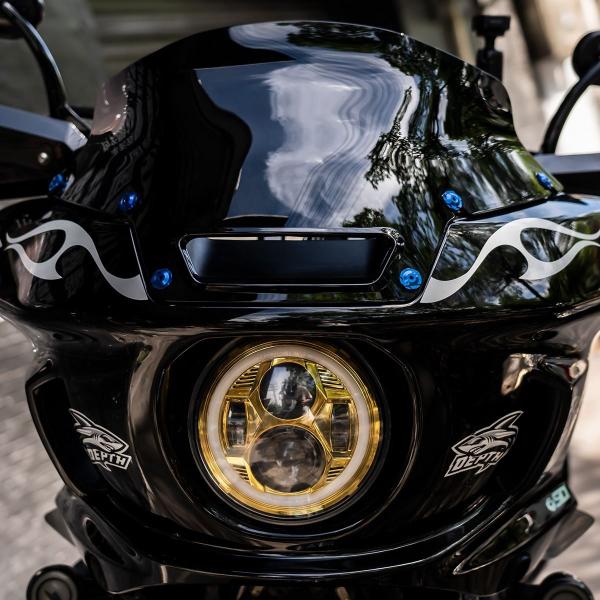 【適合】2022以降 FXLRST、FXRST【商品説明】ローライダーST用 ウィンドシールドボルトセットです。＜特長＞●ノーマルのウィンドシールドマウントボルトと交換するだけで、愛車を更に一段とアップグレードします●メカニカルなギア風デザ...