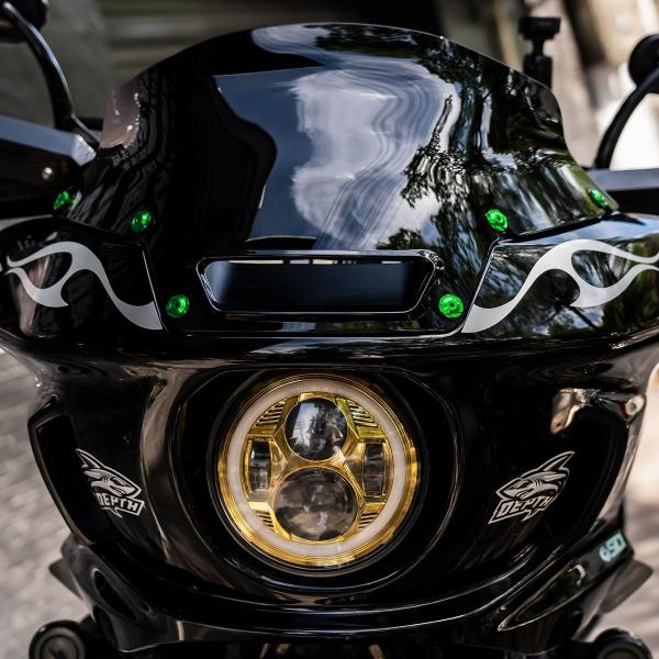 【適合】2022以降 FXLRST、FXRST【商品説明】ローライダーST用 ウィンドシールドボルトセットです。＜特長＞●ノーマルのウィンドシールドマウントボルトと交換するだけで、愛車を更に一段とアップグレードします●メカニカルなギア風デザ...