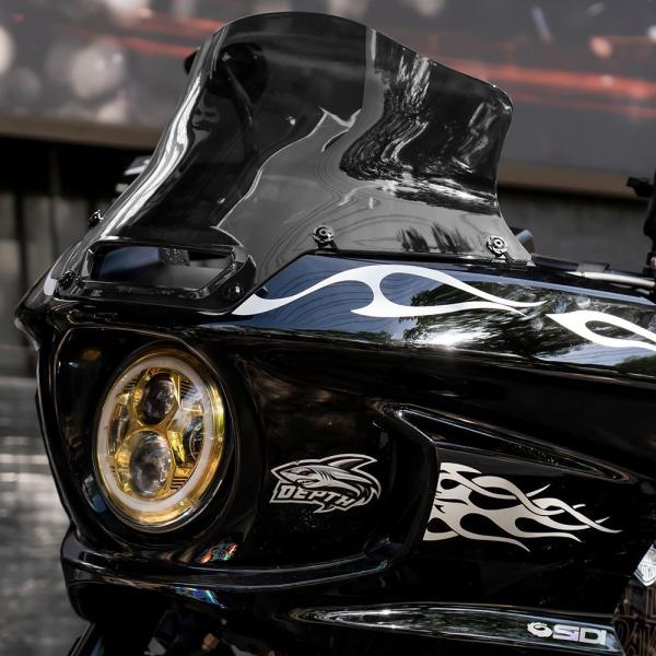 【適合】2022以降 FXLRST、FXRST【商品説明】ローライダーST用 ウィンドシールドです。＜特長＞●低くスポーティーなルックスと、ノーマルウィンドシールドよりも高い整流効果を両立したウィンドシールドです●上端部のリップが走行風を上...