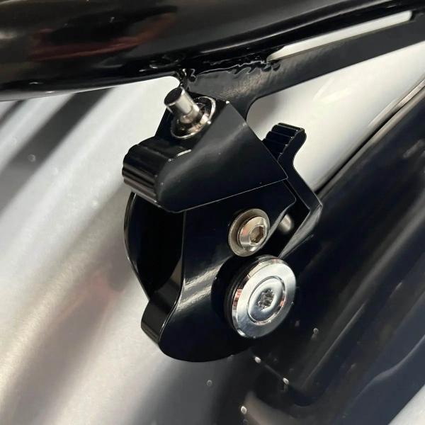 【適合】デタッチャブルシーシーバー、デタッチャブルラック装着車【商品説明】ハーレー純正および純正互換のデタッチャブル式のシーシーバー、ラゲッジラックのロック付きラッチキット。●ロック機構付きなので盗難のリスクが大幅に減ります。●既に付いてる...