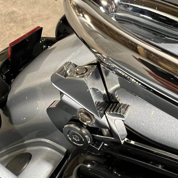 【適合】デタッチャブルシーシーバー、デタッチャブルラック装着車【商品説明】ハーレー純正および純正互換のデタッチャブル式のシーシーバー、ラゲッジラックのロック付きラッチキット。●ロック機構付きなので盗難のリスクが大幅に減ります。●既に付いてる...