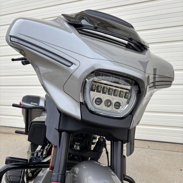 【適合】2024以降 FLHX、FLHXU、FLHXL、FLHLT2023以降 FLHXSE、FLHXSTSE、FLHXLSE、FLHLTSE【商品説明】ストリートグライドモデル用に設計された交換用LEDヘッドライト。●ハイビーム5400ル...