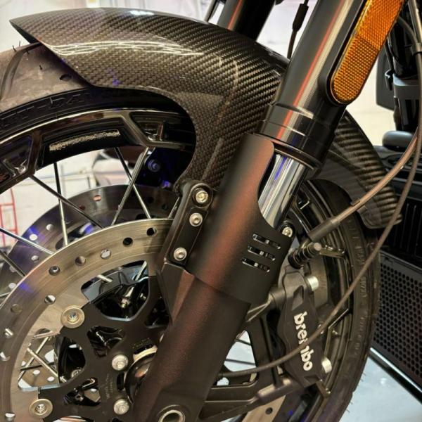 【適合】2023以降 FLHXSE、FLHXSTSE、FLTRXSE、FLTRXSTSE【商品説明】2023以降 CVOツーリング 倒立フォーク用ガードです。＜特長＞●倒立フォークの前面をカバーし、飛び石、砂埃や汚れからインナーチューブやダ...