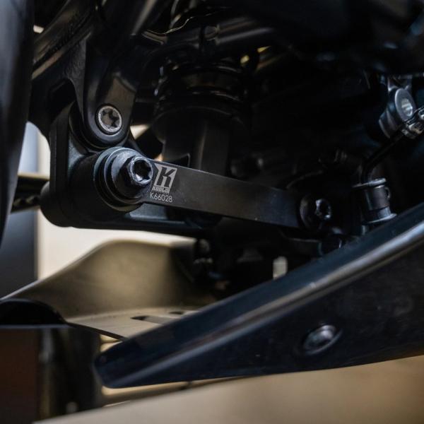 【適合】2021〜2024 RH1250S【商品説明】ハーレー スポーツスターS用　リアリフトアップキットです。ノーマルのリンクと交換するだけ。1インチ（約2.5cm）車高が上がります。ドラッグスタイルのリアビューになります。スチール製。ブ...