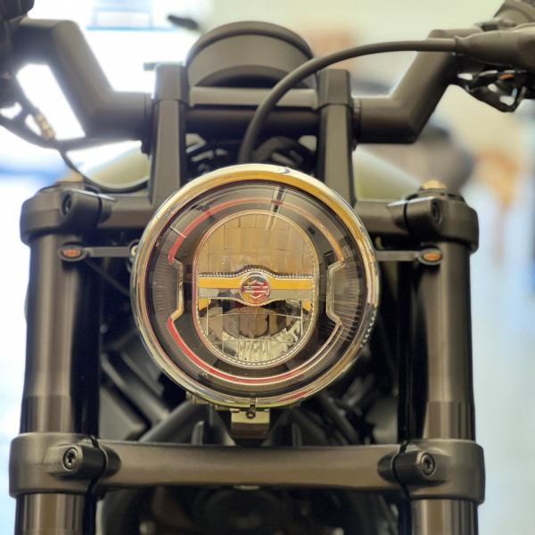 【適合】2021以降 RH1250S【商品説明】ハーレー RH1250S スポーツスターS のヘッドライトを、オーソドックスなベイツスタイルのヘッドライトに代える際に使用するマウントブラケットです。オーバル型のヘッドライトを、5.75インチ...