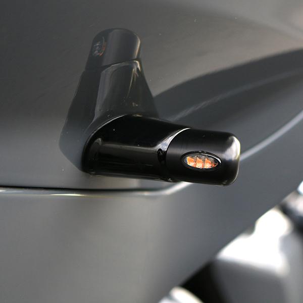 【適合】2024 FLTRK2015〜2023 FLTRX、FLTRXS、FLTRU、FLTRK【商品説明】ロードグライド用ミニLEDフロントターンシグナルです。ノーマルのウィンカーマウントに装着するタイプで、すっきりとしたルックスになり、...