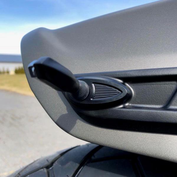 【適合】2018〜2025 ソフテイル【商品説明】リアフェンダーストラットにミニウィンカーを装着する際に便利なアダプタープレートです。ビレットアルミニウム製。CNCマシンによる削り出し加工品です。横方向に彫られた精緻な溝がデザインアクセント...