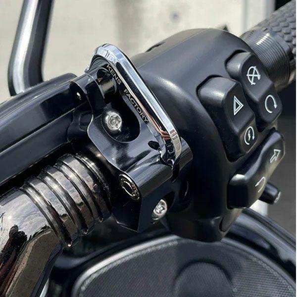 【適合】2004〜2022 スポーツスター【商品説明】パーチクランプヘルメットロック。●ヘルメットロック付きのハンドコントロールのブレーキ、クラッチパーチクランプのセット。●純正の鋳物に替わり、高強度ジュラルミンの削り出しで強度もルックスも...