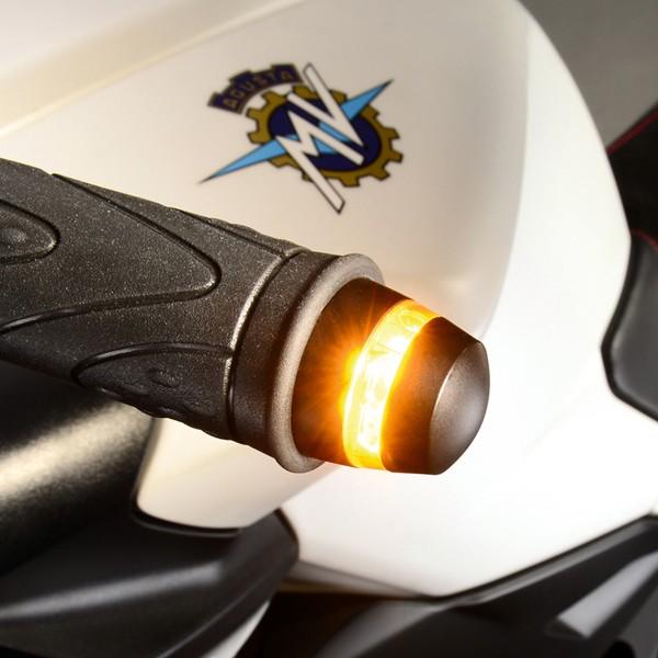 【商品説明】ハンドルグリップエンドに装着するタイプのLEDウィンカーです。ロープロファイルでグリップ全体に溶け込むデザインですので、多様な方向性のカスタムにマッチします。LEDはケラーマンの他のウィンカー同様、低消費電力と長寿命かつ、ハイパ...