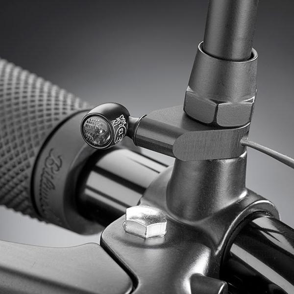 【適合】Kellermann Bullet Atto/RhombusS/microS用【商品説明】ケラーマンのBullet Atto/RhombusS/microSを、ハーレーミラー等と共締めするためのブラケットです。ボルトを通すための穴は...